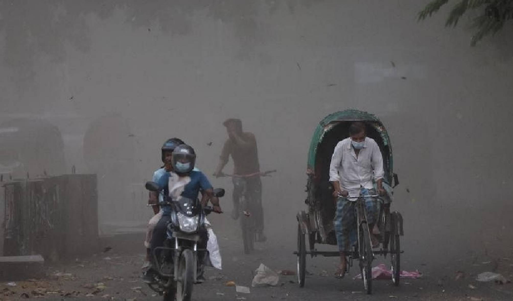 Thousands Flee as Cyclone Remal Barrels Towards Bangladesh